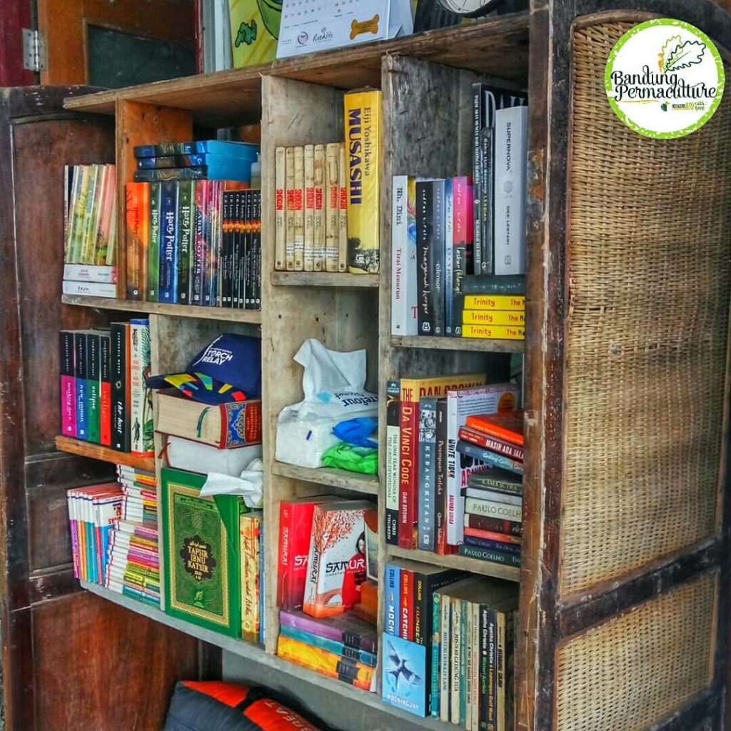 Punya Partisi Kayu? UPCYCLE IT INTO BOOKCASE Sebagai Metode Pengolahan ...